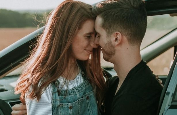 Amante logra escapar del carro sin ser vista por la esposa de su novio ...