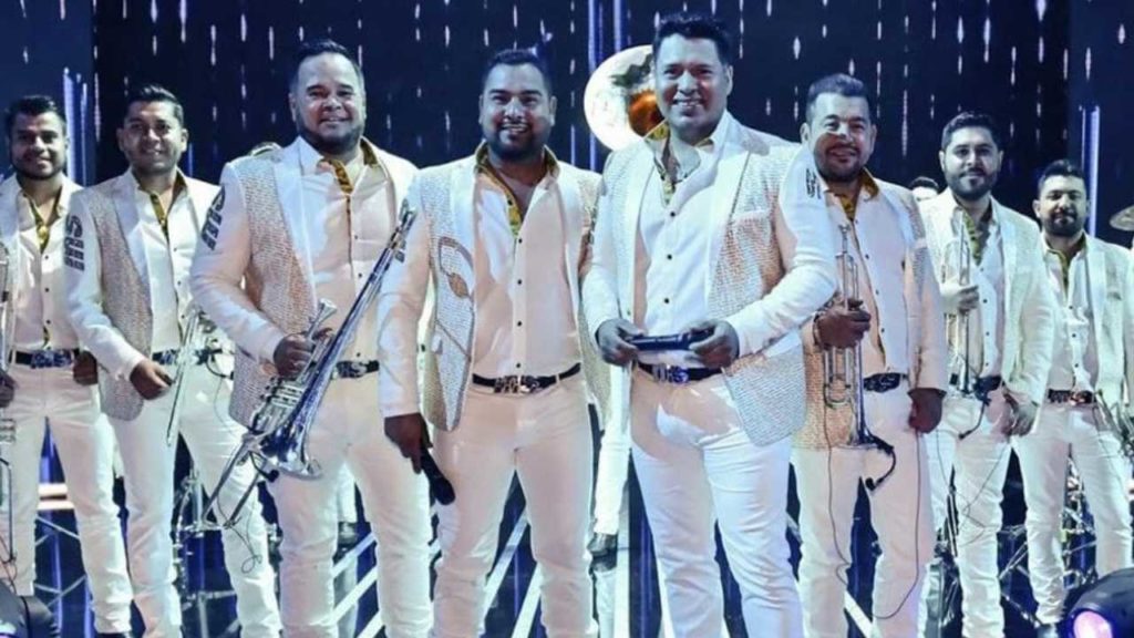 Integrantes de Banda MS avientan a su vocalista a mesa llena de copas ...